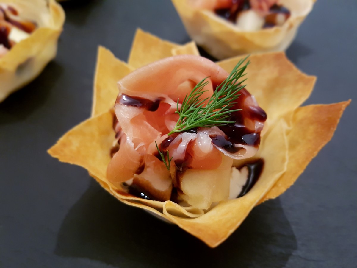 Filo baskets with goat cheese, pear and balsamic reduction – VfoodJourney